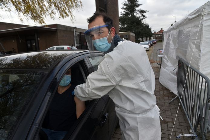 Huisartsenpraktijk toont hoe het moet: patiënten krijgen griepprik in ...