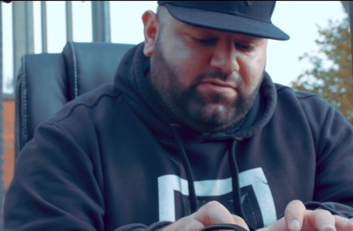 Vlaamse rapper Aziz Özel (28) onverwachts overleden | Show | AD.nl