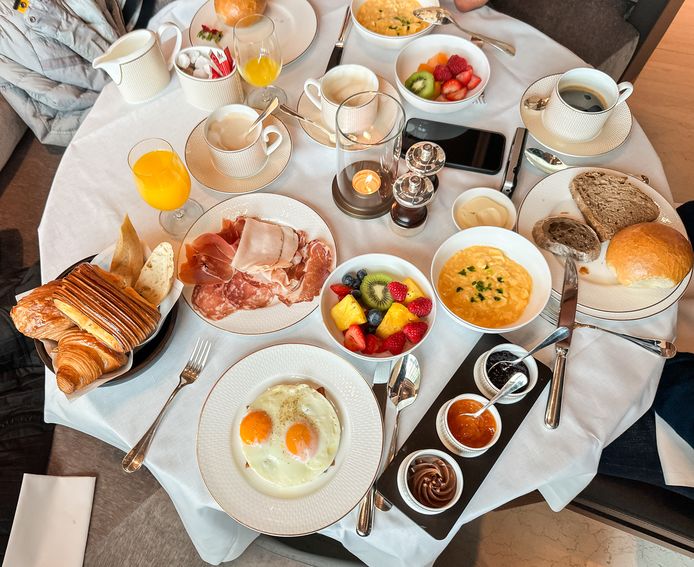 Luc Bellings proeft luxe-ontbijten aan de kust en geeft één perfecte 10 ...