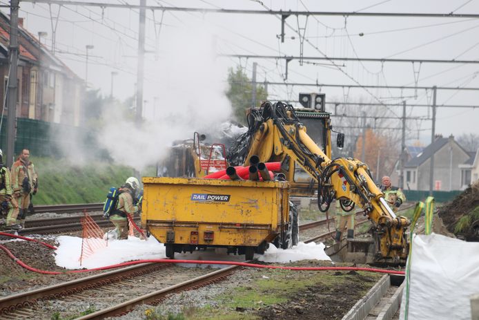 Spoorwegkraan gaat volledig in vlammen op, treinverkeer tijdelijk ...