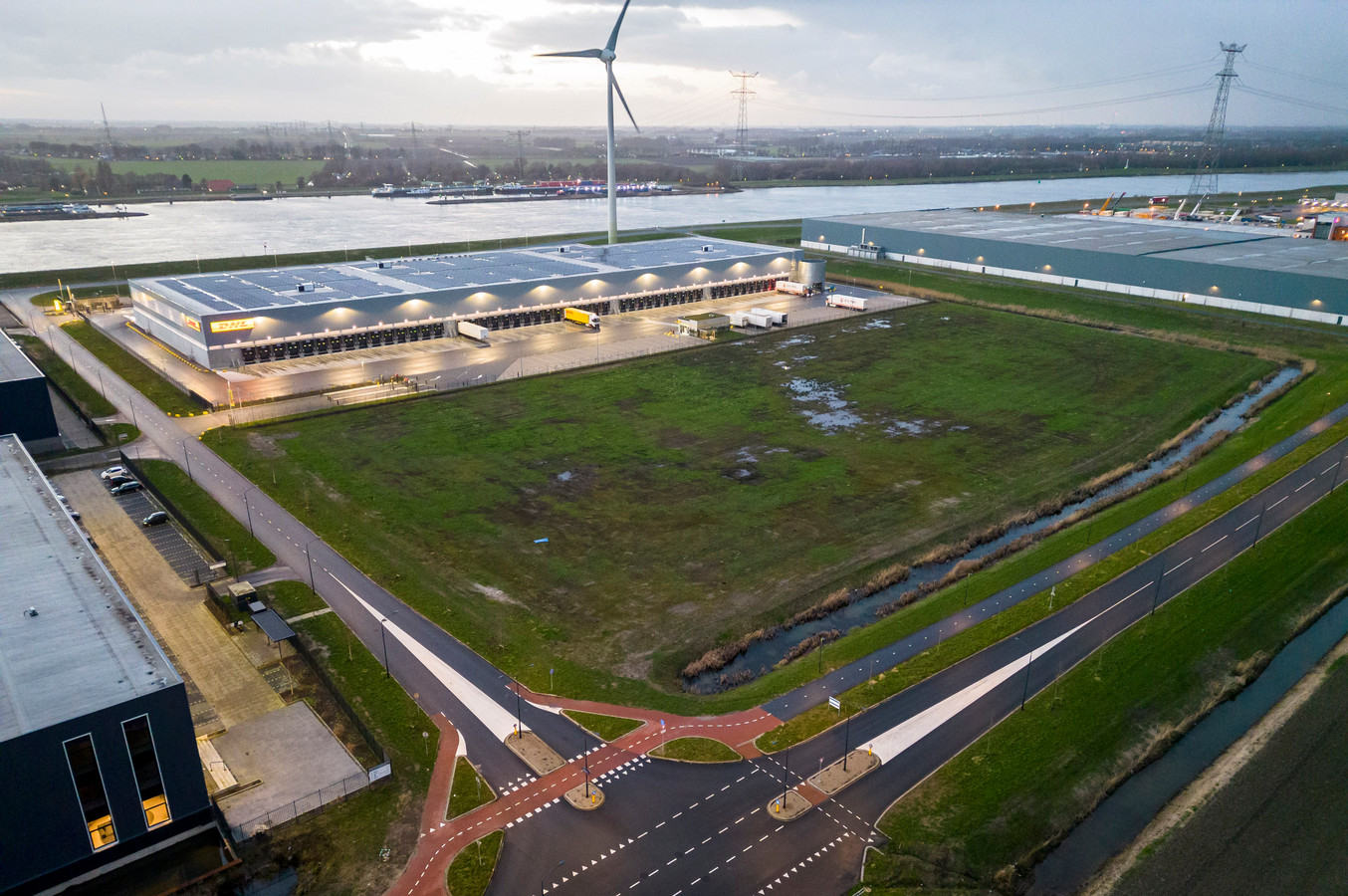 Bewoners Wieldrechtse Zeedijk schrikken van komst asielzoekerscentrum ...