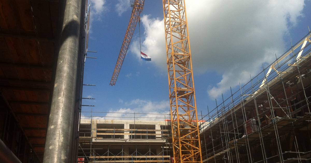 Vlag in top bij nieuwbouw woonzorgcentrum Haarensteyn in Haaren ...
