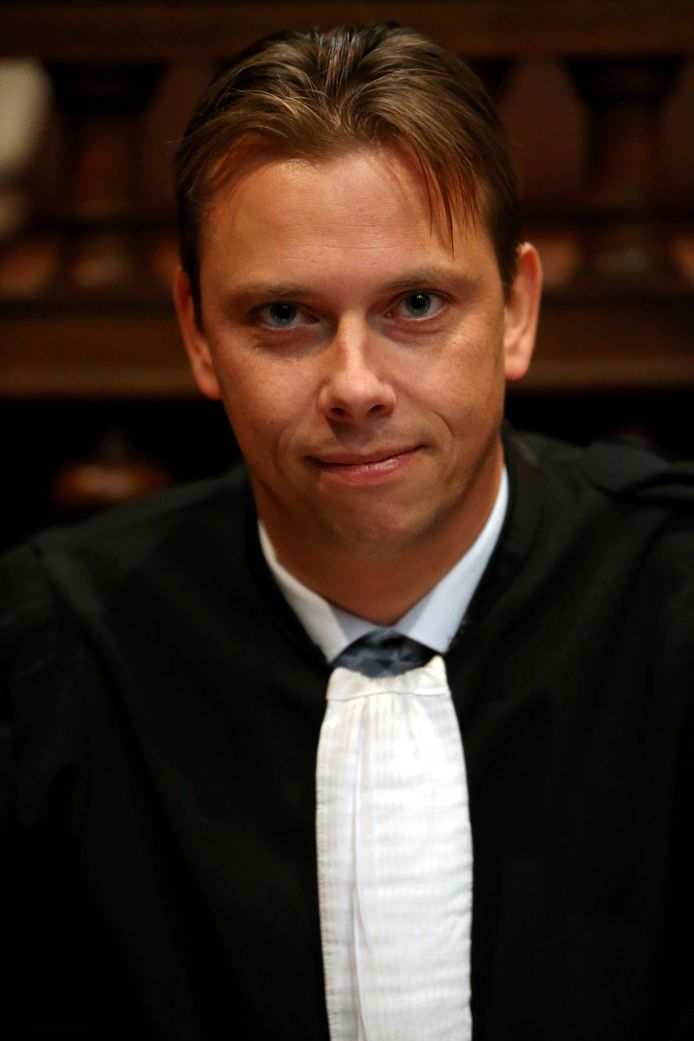 STRAFPLEITERS. Wouter Smet (42) rijgt de ophefmakende dossiers aan ...