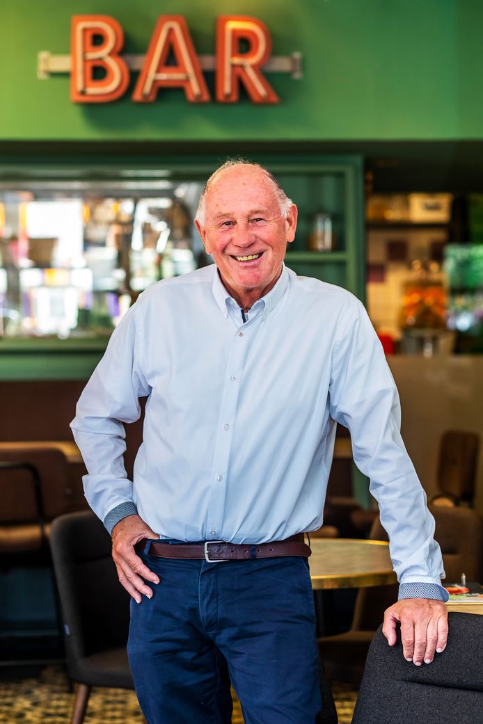 Ton was vijftig jaar barman in Utrechtse cáfes: ‘Er zaten vaak agenten ...