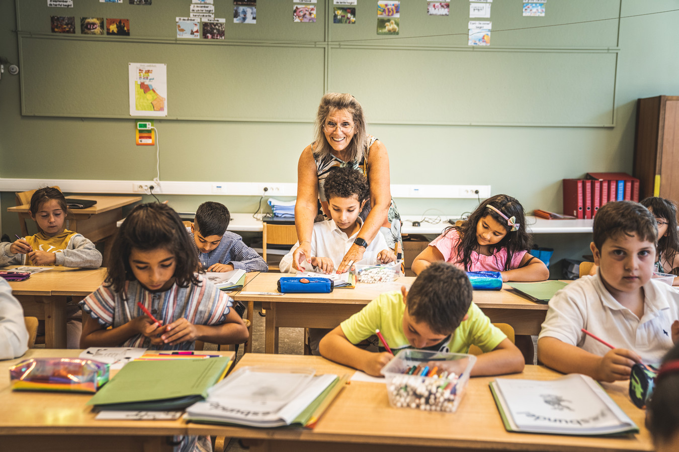 Gepensioneerde juf Chris (66) staat opnieuw voor de klas: “Alleen die ...