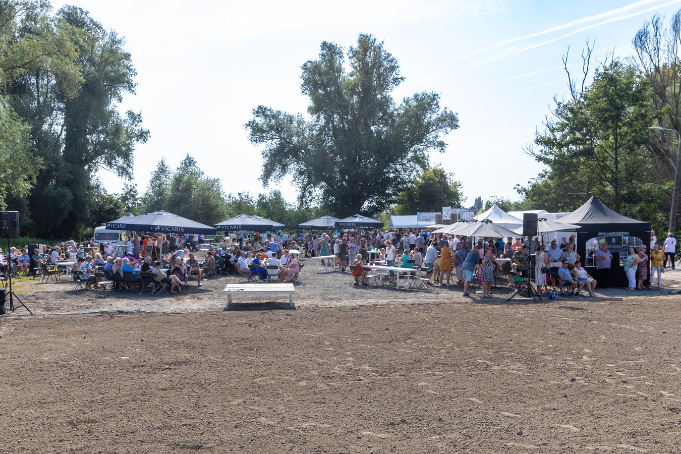 Massa volk onder stralende zon voor verjaardag van Mirabrug | Foto | hln.be