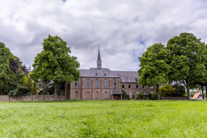 Carmelitessenklooster Zenderen in de verkoop, maar Borne wil het niet ...