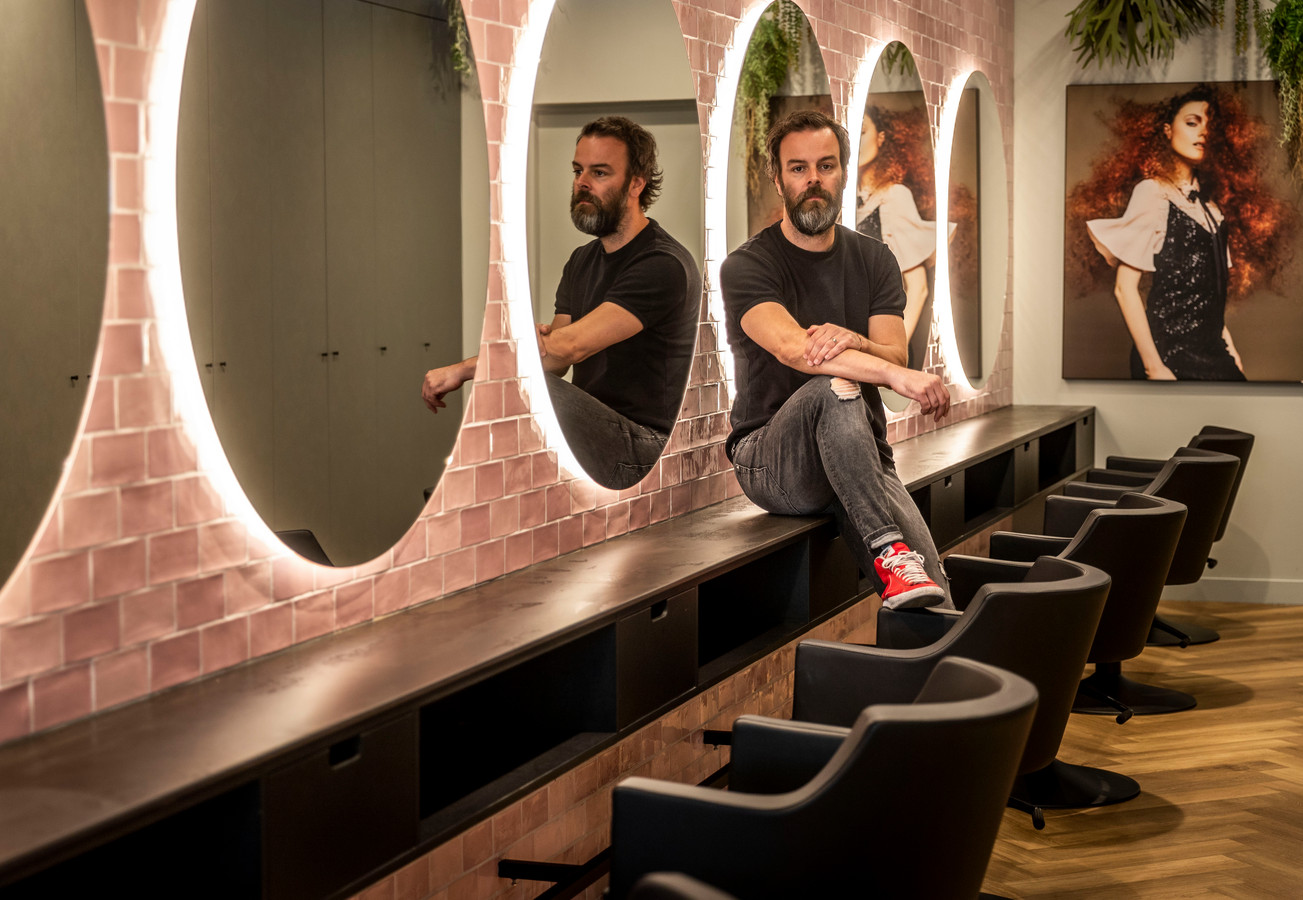 Helmondse kapper Arjan Bevers knipt online voor het goede doel tijdens ...