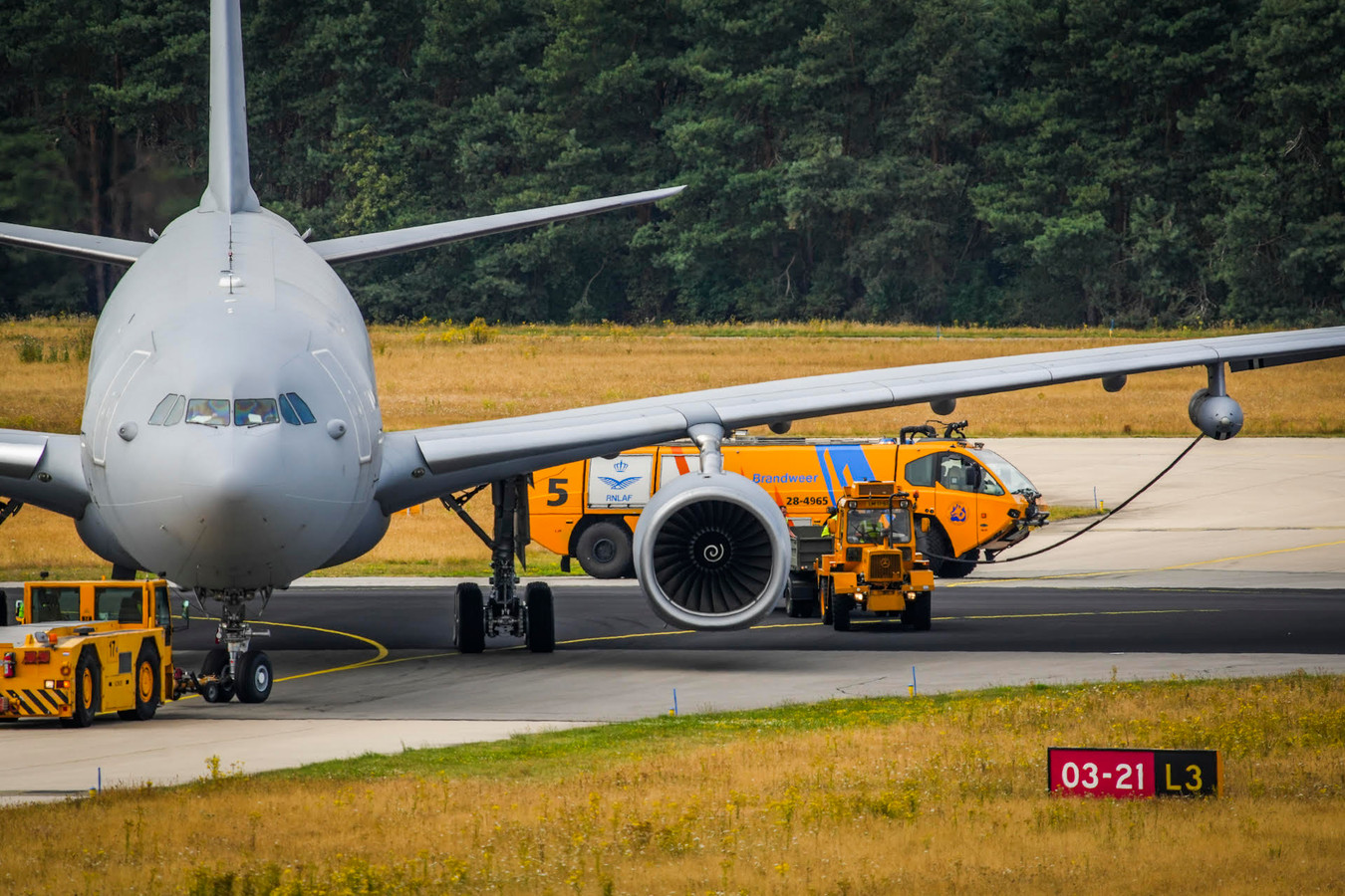 Vliegtuig van Defensie landt uit voorzorg op Eindhoven Airport ...