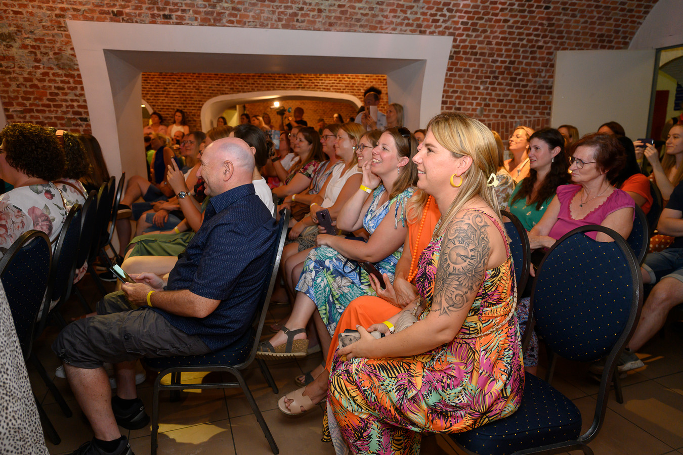 Australische soapsterren van ‘Home And Away’ strijken neer in ...