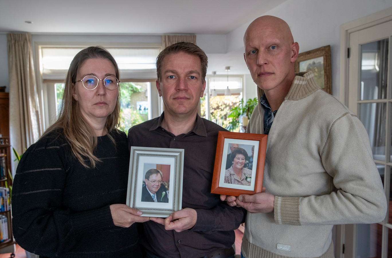 Deze broers en zus raakten hun ouders na hun dood nóg een keer kwijt: ‘Ze zijn gestolen’ | Foto ...