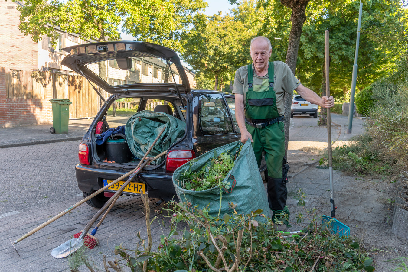 Gratis tuinman Peter stopt er mee, zonder geld en zonder hulp ...