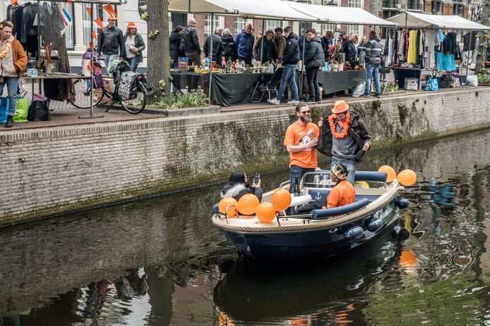 Oranje boven! Delftse binnenstad loopt vol met feestvierders voor ...