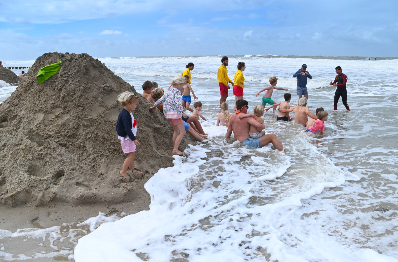 De zee wint altijd van een fort van zand | Foto | AD.nl