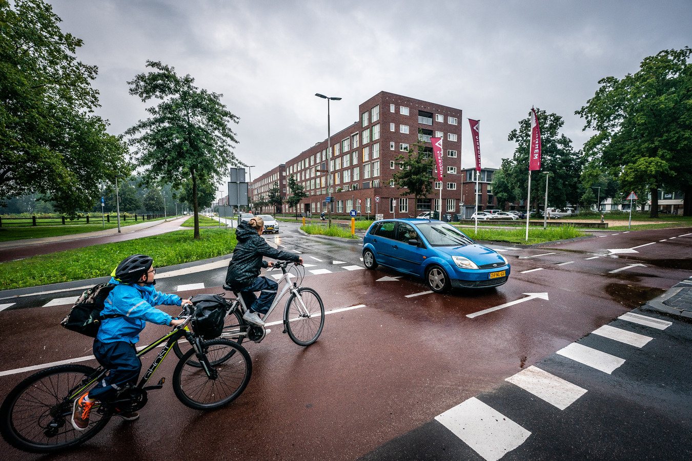 Fietsersbond Arnhem voorspelt vaker ongelukken op rijwielpaden met voorrang voor fietsers ...