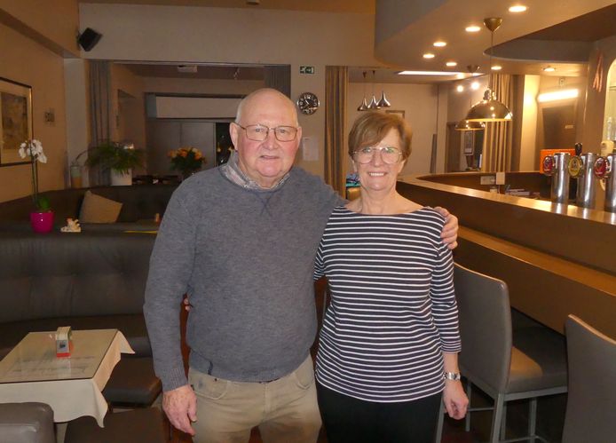 Nadine (69) en Chris (74) nemen na 33 jaar afscheid van café Palace ...