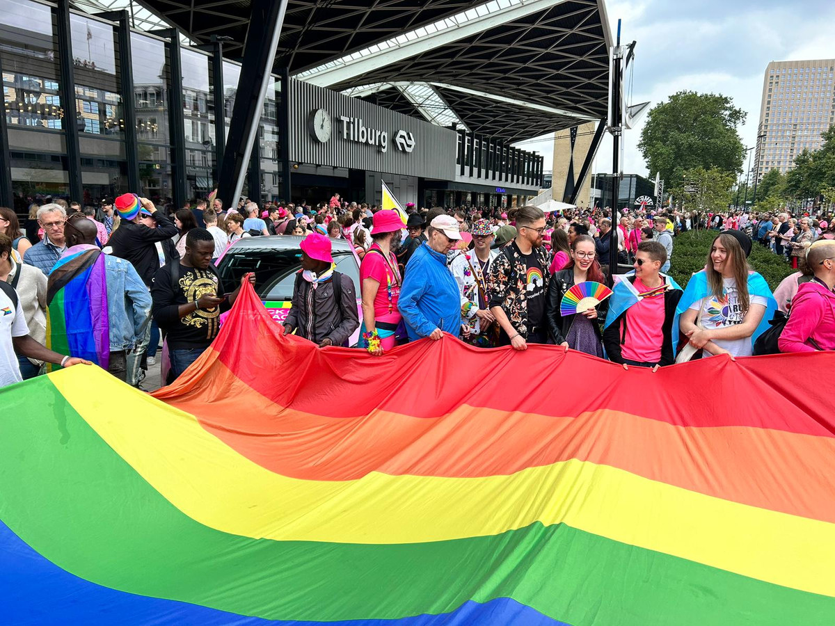 Frans Bauer loopt in Pride Walk met honderden mensen door Tilburg ...