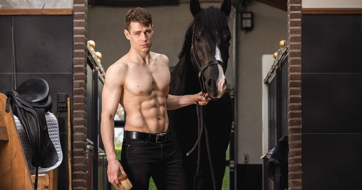 Arnold ging halfnaakt met een hengst op de foto voor kalender: ‘Apart idee dat ik op wc's hang ...