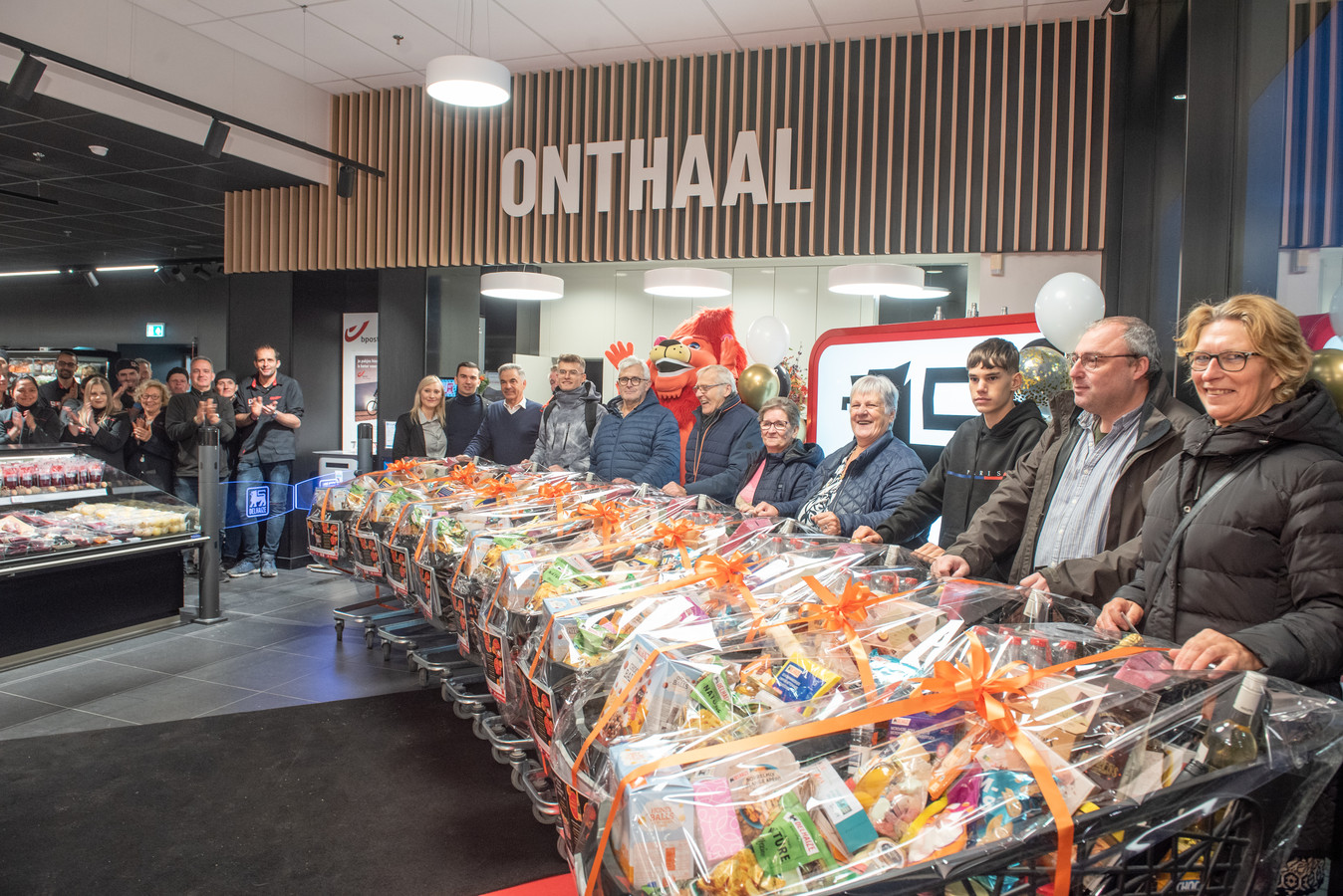 KIJK. Meer dan vijf uur in de rij voor gratis winkelkar: “In deze ...