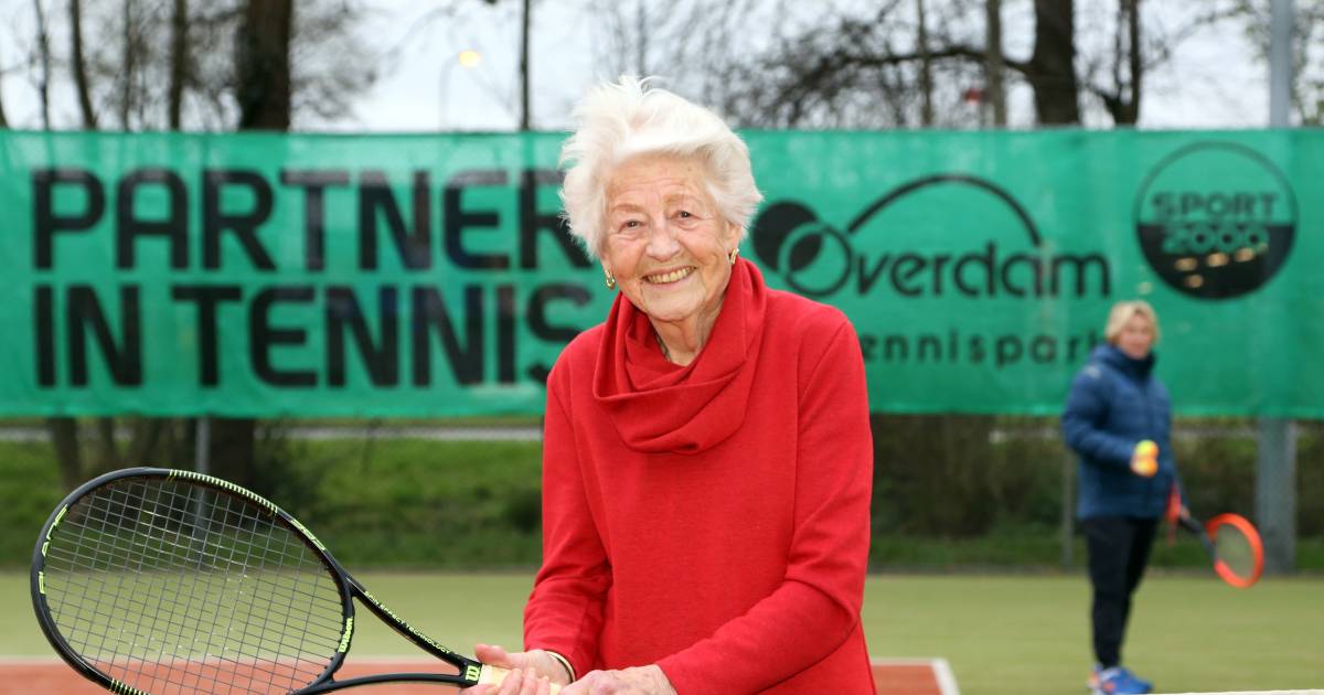 Niemand gelooft fanatiek tennisser Riet als ze haar leeftijd zegt: wat ...