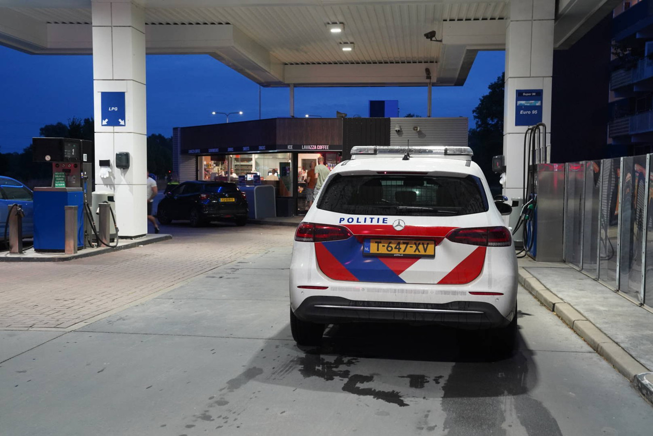 Overval op tankstation in Zutphen, twee mannen in boeien geslagen ...