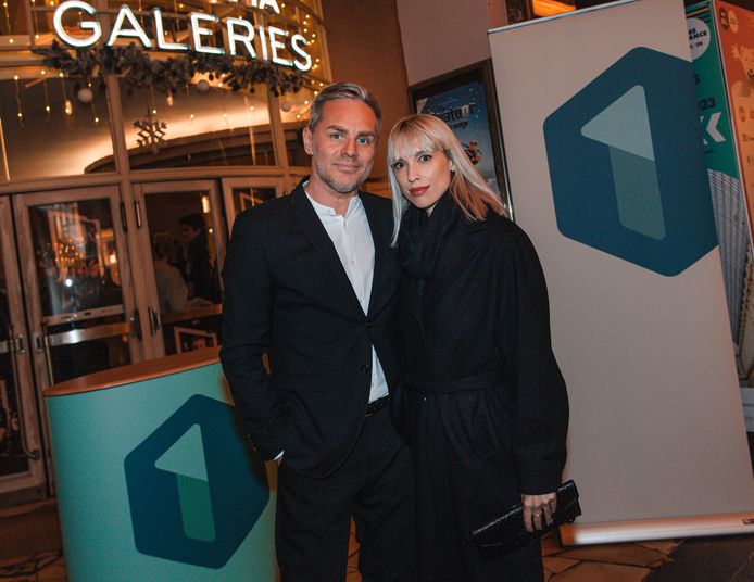 IN BEELD. Tom Waes poseert met enkele Romeinse soldaten op de première ...