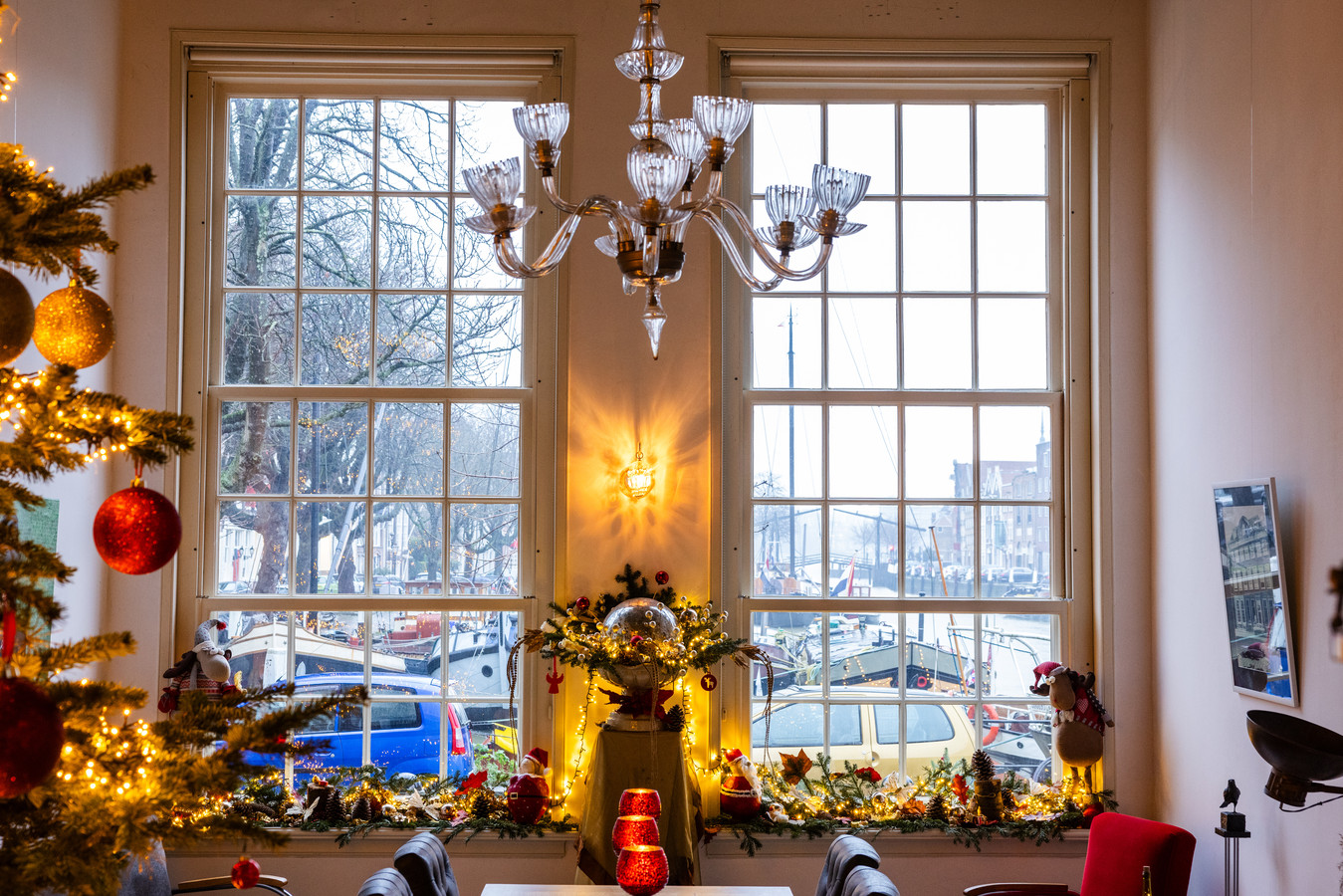 Karel en Ruby hebben een kerstboom van 5(!) meter in de eetkamer staan ...