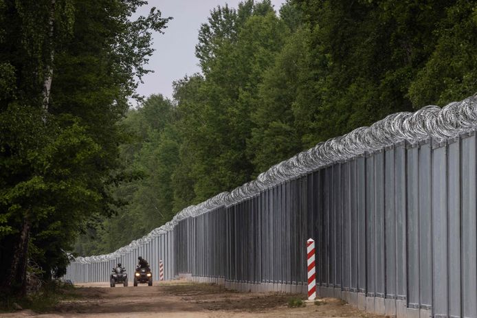 Poolse soldaat die in borst was gestoken door migrant bij grens Wit ...