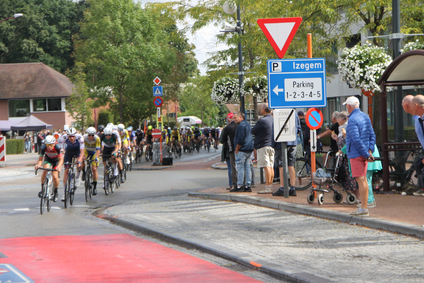 Nieuwe start, maar volksfeest als vanouds bij Izegem Koers: “We hebben ...