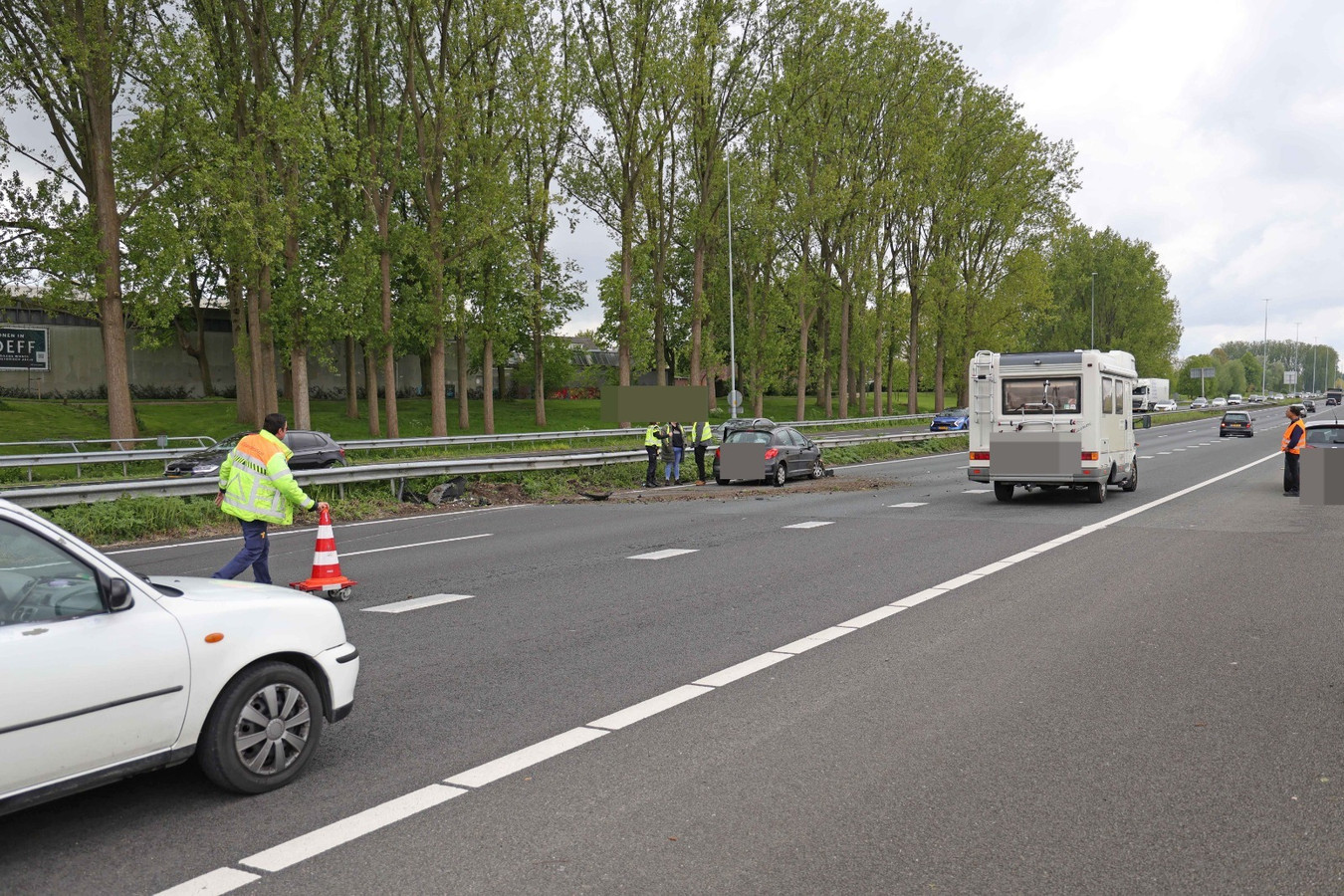 Auto krijgt klapband, bestuurder verliest controle op de A59 | Foto | bd.nl