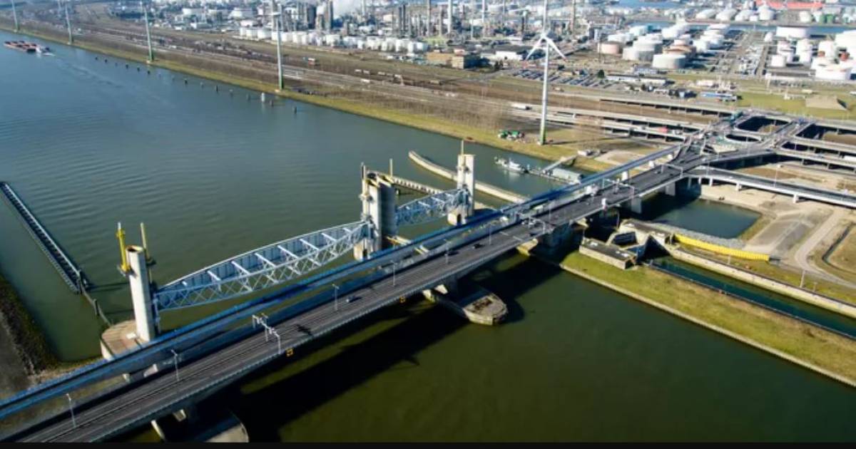 Flinke kop-staartbotsing op de Hartelbrug in Spijkenisse | Voorne ...