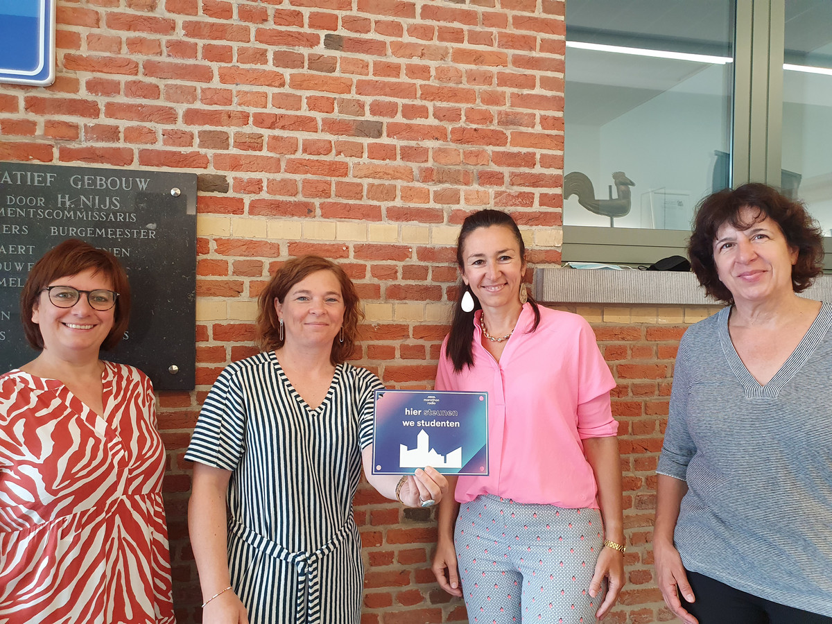 Bordje ‘Hier steunen we studenten’ prijkt in AC Londerzeel | Foto | hln.be