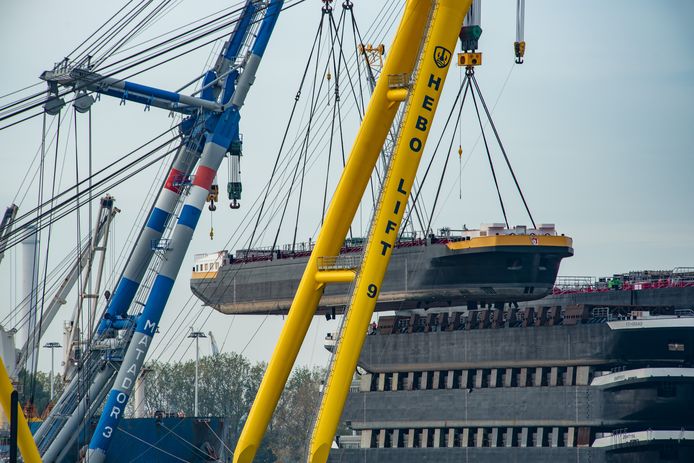 Bijzondere opdracht in de Rotterdamse haven: casco-schip van 1800 ton ...