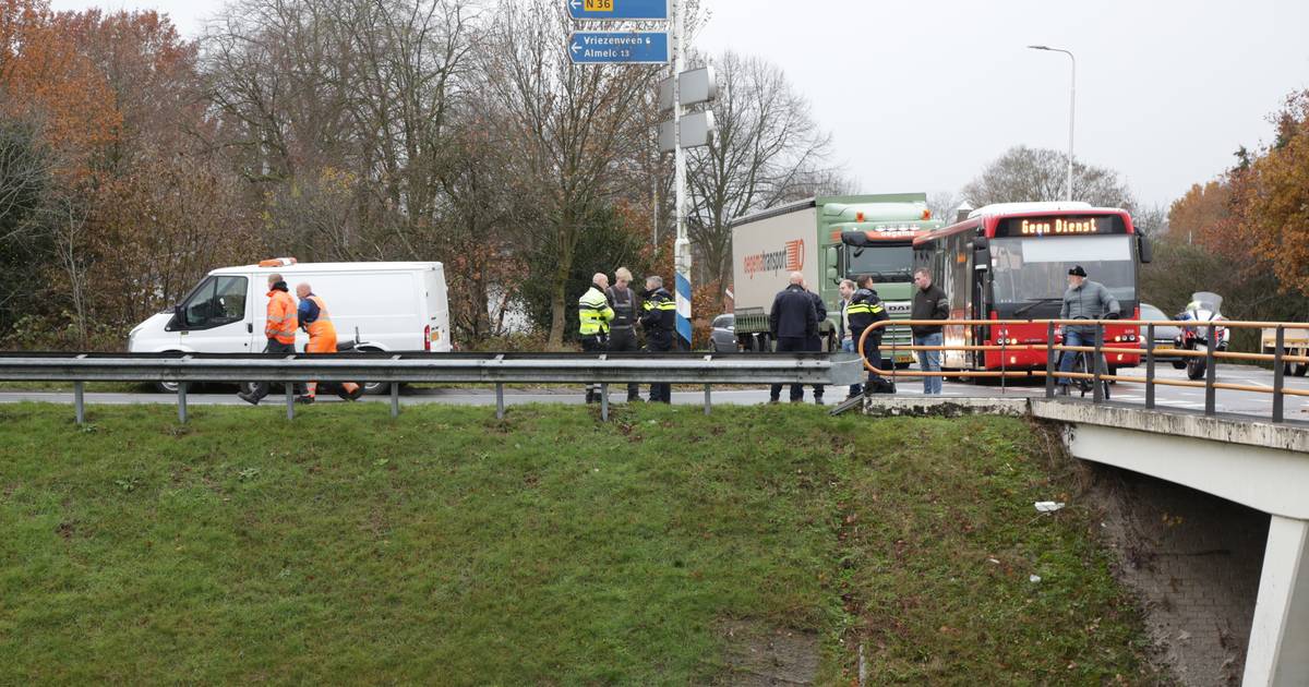 Scooterrijdster gewond na aanrijding met bedrijfsbusje bij Westerhaar | Twenterand | tubantia.nl