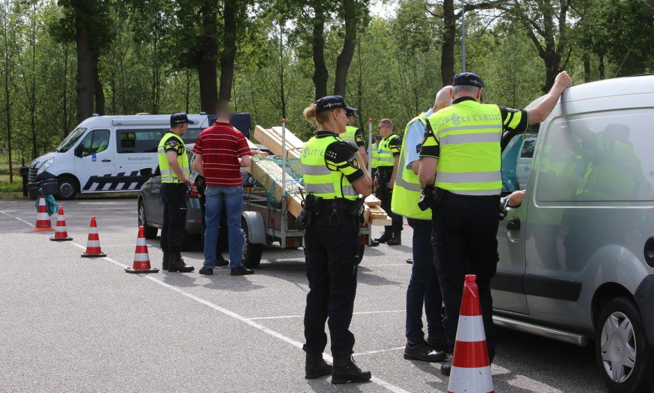 Grote verkeerscontrole door politie en Belastingdienst op N65 bij Vught | Foto | bd.nl
