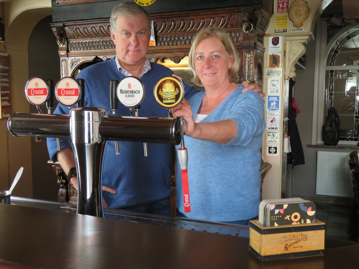 Filip staat al 35 jaar achter de toog van café Gezelle: “Vanaf volgend ...