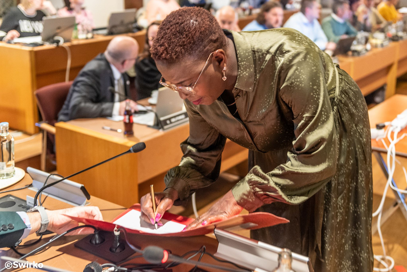 Maxine McKenzie (Groen) legt eed af in de gemeenteraad van Aalst | Foto ...