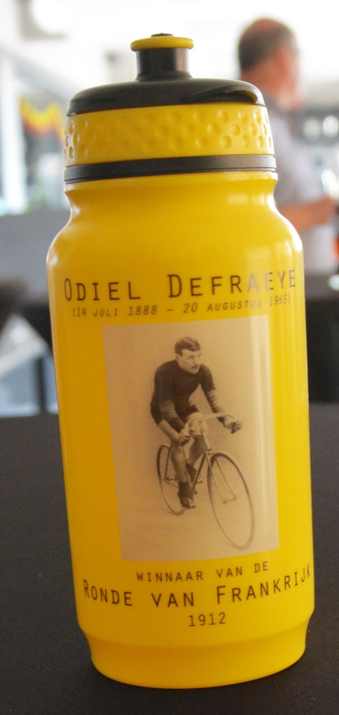 Odiel Defraeye vereeuwigd op drinkbus | Roeselare | hln.be