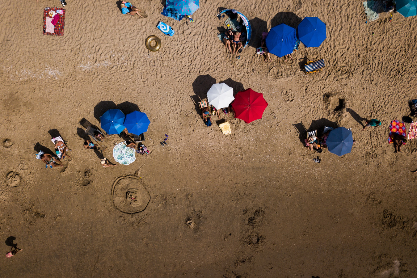 Katwijk krijgt nieuw zand op het strand | Foto | AD.nl