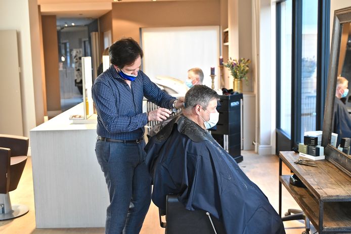 Kapper-burgemeester Francesco Vanderjeugd ontvangt schepen Geert ...