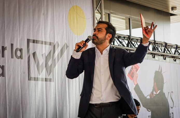 KIJK. Beelden tonen moment waarop podium Mexicaanse presidentskandidaat ...