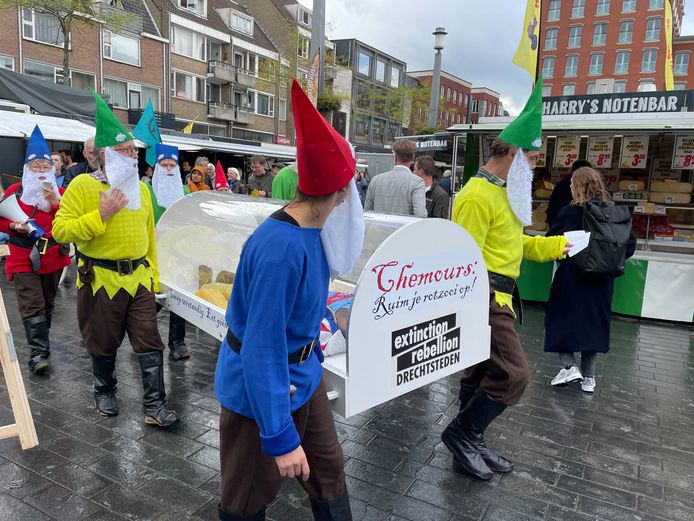 Tientallen actievoerders bij dodenmars Extinction Rebellion uit protest ...