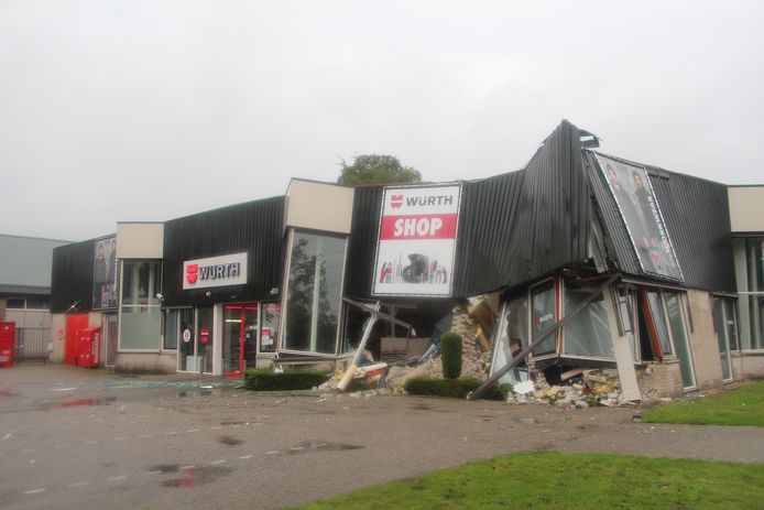Pand Würth Shop in Enschede ingestort door zware regenval, bewaking ...