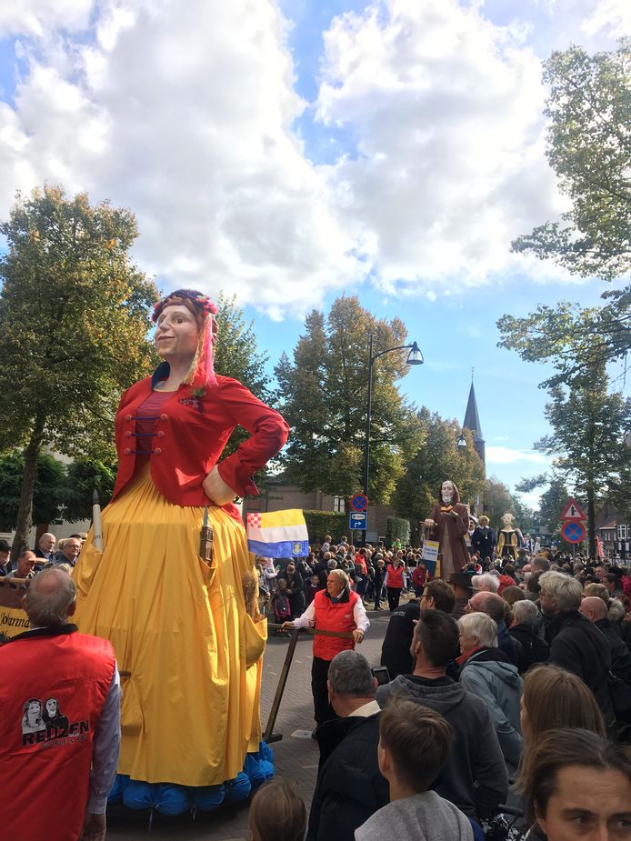 Goirle loopt uit voor de reuzen in optocht door het dorp | Goirle | bd.nl