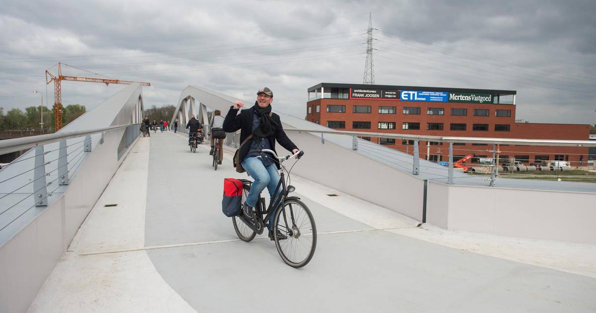 Nieuwe fietsbrug over Albertkanaal plechtig geopend | Antwerpen | hln.be