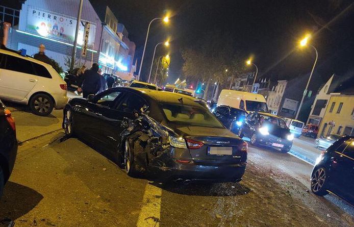 Tractor ramt achttal wagens (waaronder Maserati) ter hoogte van ...