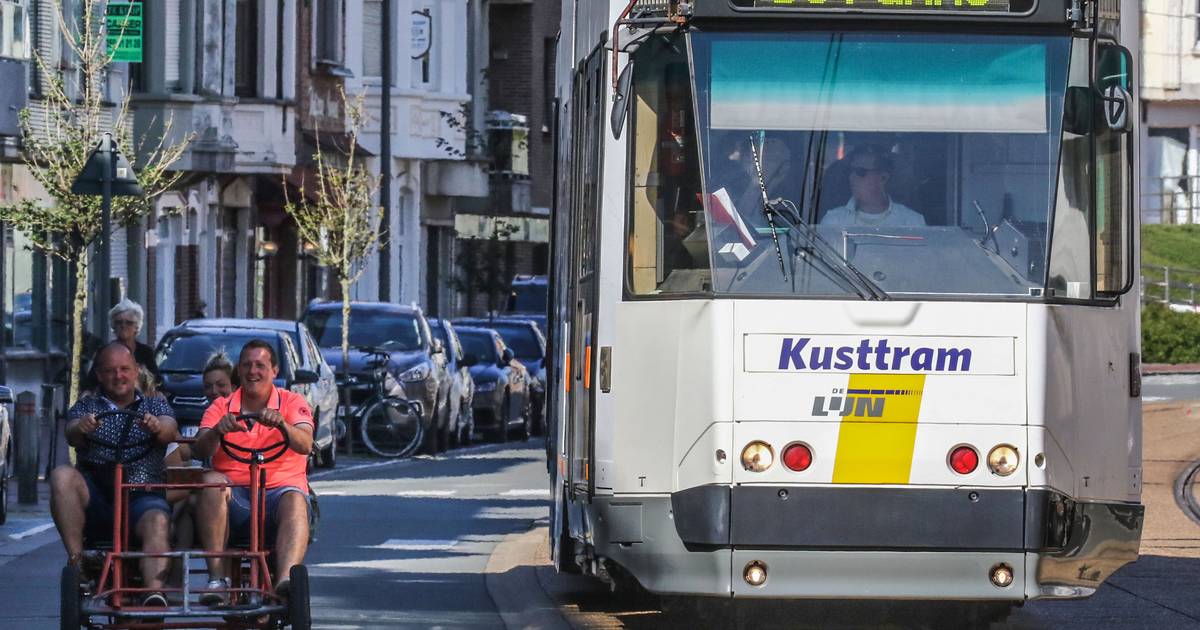 Twee lichtgewonden bij stevige botsing tussen kusttram en go-cart met ...