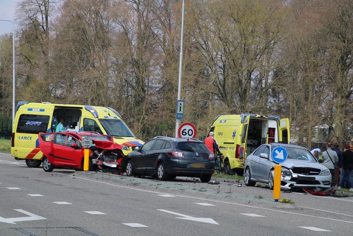 Gewonden en veel schade bij botsing tussen drie auto’s in Leusden | Amersfoort | destentor.nl