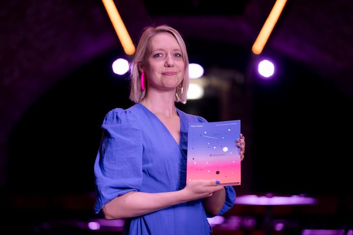 Nele Costers heeft eerste boek over astrologie klaar: “Een no-nonsense ...
