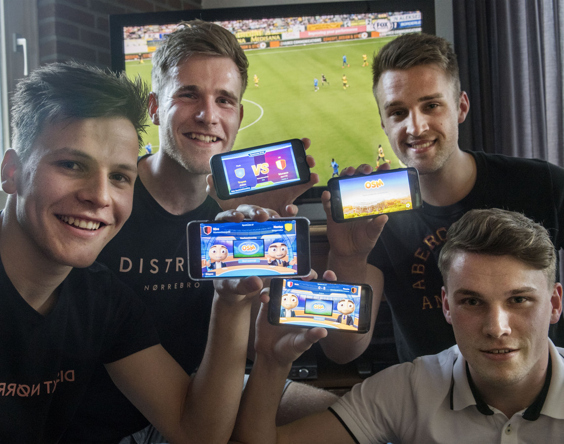 Vriendengroep speelt al 15 jaar onafgebroken voetbalspel OSM | Foto | AD.nl